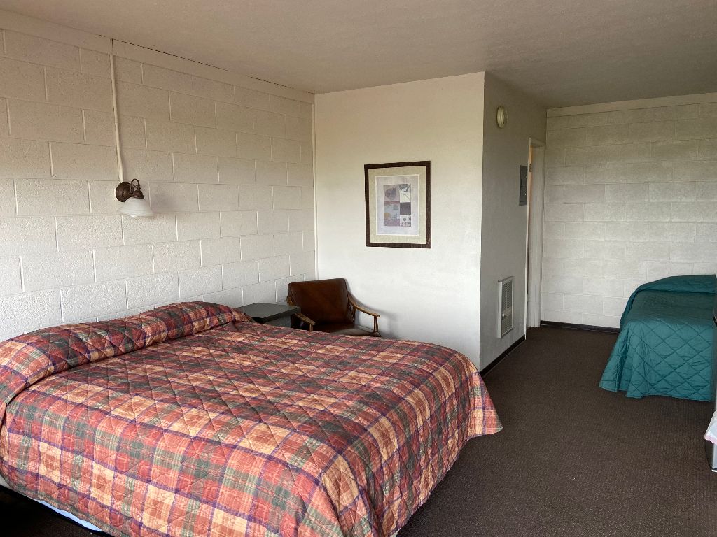 Motel Room – 1 Queen, 1 Twin – Winema Historic Lodge