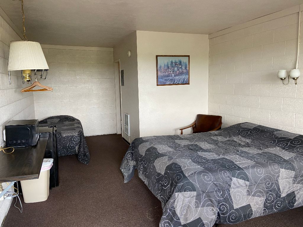 Motel Room – 1 Queen, 1 Twin – Winema Historic Lodge